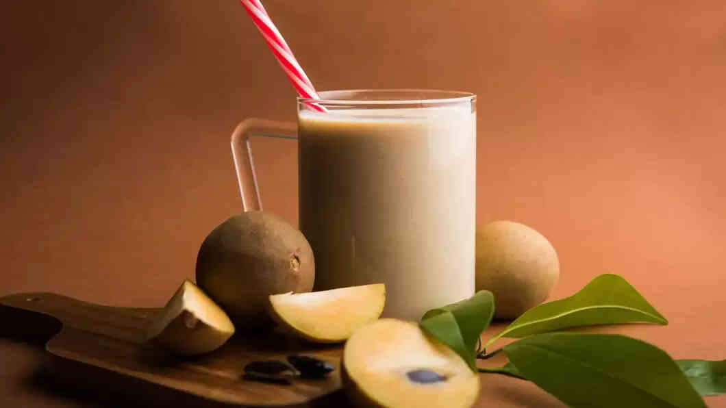 Health Benefits of Chikoo: Nutritional Value & Health Risks